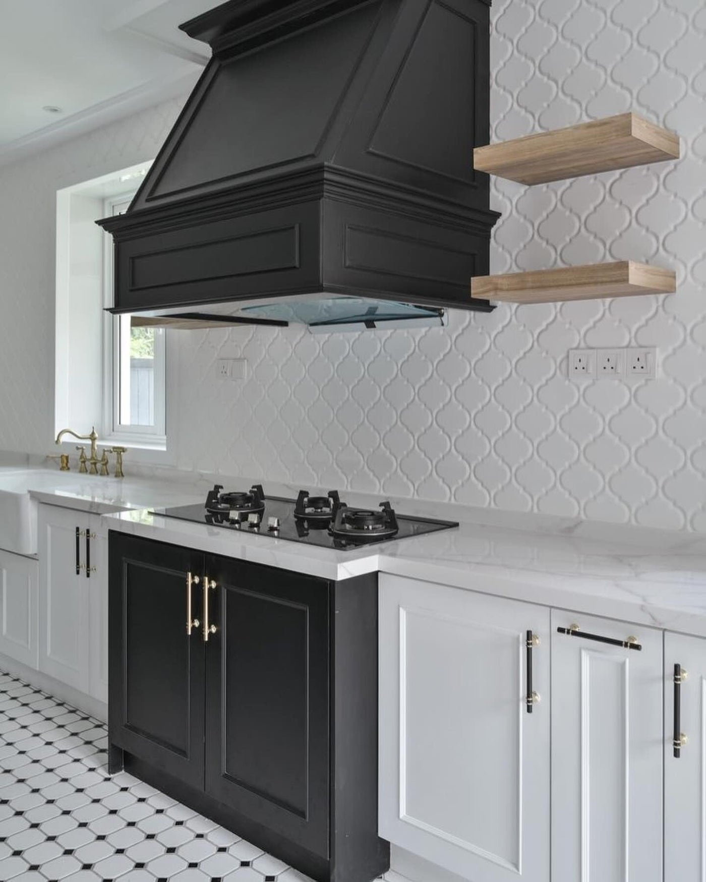 15 Chic Black And White Kitchen Cabinets Ideas - Mockup Hunt