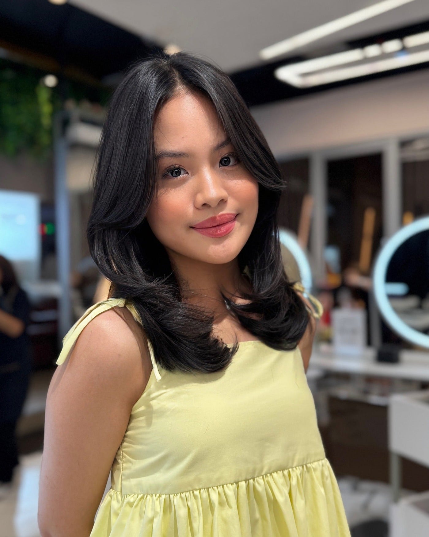 25 Classy Medium-Length Layered Haircuts You Need - Mockup Hunt